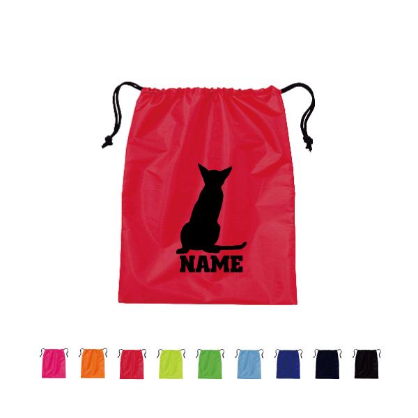 名入れシューズバッグとは？巾着タイプのポリエステルバッグ。室内履きや外履きの専用シューズなどを入れるのに最適なバッグです。シルエットデザインにお名前が入れられるので、部活のチーム名や学校名を入れたり、同好会などの名称を入れたりとさまざまな使...