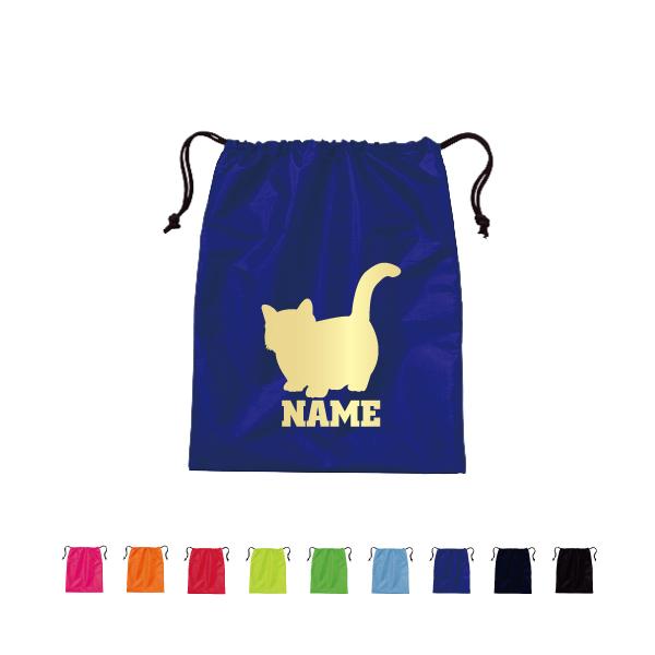 名入れシューズバッグとは？巾着タイプのポリエステルバッグ。室内履きや外履きの専用シューズなどを入れるのに最適なバッグです。シルエットデザインにお名前が入れられるので、部活のチーム名や学校名を入れたり、同好会などの名称を入れたりとさまざまな使...