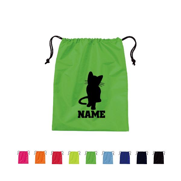 名入れシューズバッグとは？巾着タイプのポリエステルバッグ。室内履きや外履きの専用シューズなどを入れるのに最適なバッグです。シルエットデザインにお名前が入れられるので、部活のチーム名や学校名を入れたり、同好会などの名称を入れたりとさまざまな使...