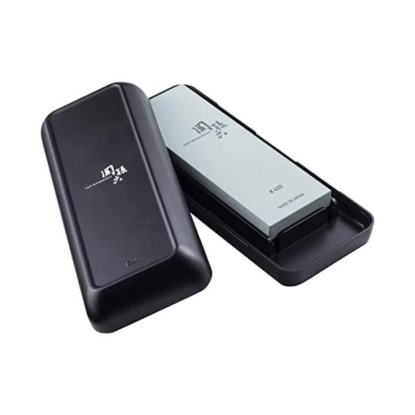 サイズ：#400スタイル：砥石(砥台付)サイズ：240×95×50mm素材・材質：荒砥石＝緑色炭化ケイ素（#400）、収納ケース＝研ぎ台・蓋：ABS樹脂（耐熱温度80℃）、滑り止め：熱可塑性エラストマー（耐熱温度80℃）重量：696g生産国...