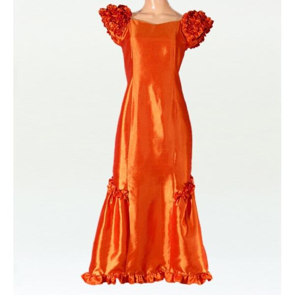 フォーマルドレスにも使われる、優雅で上品なバックサテン（シャンタン）を使用した高品質なムームーです。背面にファスナーがあります。着丈：125cm適応ヌード寸法：バスト83〜89cm／ ウエスト63〜69cm 素材：ポリエステル100%モデル...