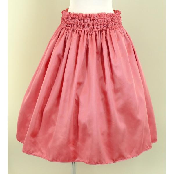 フォーマルドレスにも使われる、優雅で上品なバックサテン（シャンタン）を使用したリバーシブル フリル パウスカート。表側は通常のパイピングシングルパウスカート。裏側はフリルパウスカートとして使用出来ます。裾はパイピング加工を施す丁寧な作りです...