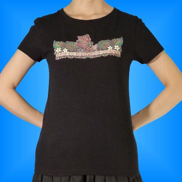 フロントにTiki・モンステラ・ヒエログリフをバックにはティキとモンステラをデザインしたフラTシャツです。すっきり見えてパウスカートにも合わせやすいのが特徴です。※プリント部分のアイロンはご遠慮ください。身丈：62cm適応ヌード寸法：バスト...