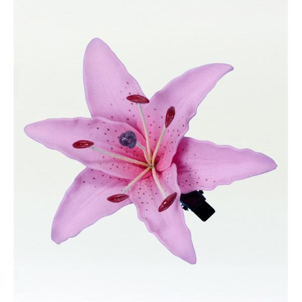 リリー ヘアクリップは大きさも手頃で、髪に留めてご使用できます。ホイケにも練習のアクセントにも使用できます。 （小物・アクセサリー・グッズ等 2個以上のご注文の場合、梱包はまとめさせていただきます。）※手作りですので１つ１つ多少違いがありま...