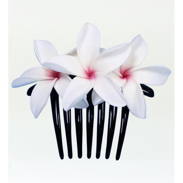 プルメリア3連ヘアコームは大きさも手頃でおすすめです。ホイケにも練習のアクセントにも使用できます。 （小物・アクセサリー・グッズ等 2個以上のご注文の場合、梱包はまとめさせていただきます。）※手作りですので１つ１つ多少違いがあります。※入荷...