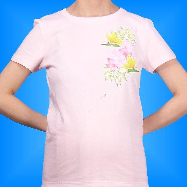 フロントに極楽鳥花（バードオブパラダイス）とプルメリアをデザインした華やかなフラTシャツです。胸元からウエストにかけてのラインを、より美しく見せてくれます。※プリント部分のアイロンはご遠慮ください。身丈：65cm適応ヌード寸法：バスト89〜...