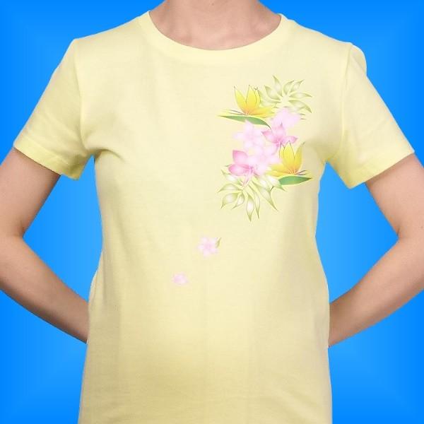 フロントに極楽鳥花（バードオブパラダイス）とプルメリアをデザインした華やかなフラTシャツです。胸元からウエストにかけてのラインを、より美しく見せてくれます。※プリント部分のアイロンはご遠慮ください。身丈：59cm適応ヌード寸法：バスト77〜...