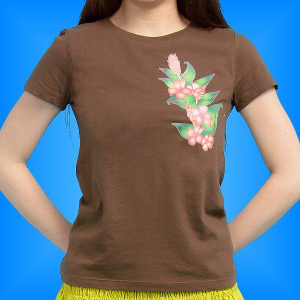 フロントにハイビスカスとジンジャーをデザインした華やかなフラTシャツです。大人でエキゾチックな雰囲気が漂うデザインです。縦のラインを強調するデザインが、ボディラインをすっきり見せてくれます。※プリント部分のアイロンはご遠慮ください。身丈：6...