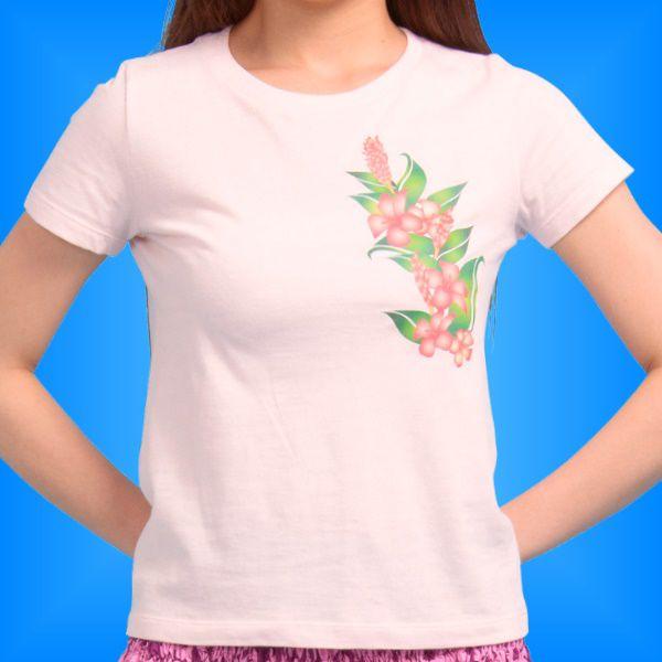フロントにハイビスカスとジンジャーをデザインした華やかなフラTシャツです。大人でエキゾチックな雰囲気が漂うデザインです。縦のラインを強調するデザインが、ボディラインをすっきり見せてくれます。※プリント部分のアイロンはご遠慮ください。身丈：6...