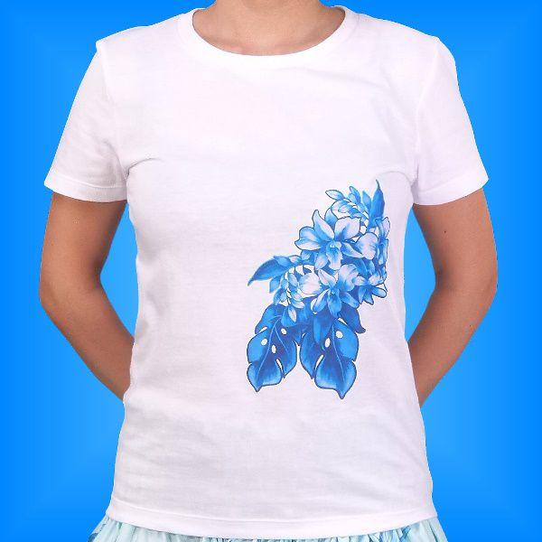 フロントにカトレアとプルメリアをデザインした華やかなフラTシャツです。グラデーションのデザインがパウスカート等にコーディネート出来ます。 ※プリント部分のアイロンはご遠慮ください。身丈：65cm適応ヌード寸法：バスト89〜95cm／ ウエス...