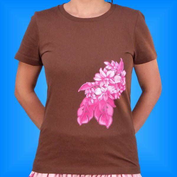フロントにカトレアとプルメリアをデザインした華やかなフラTシャツです。グラデーションのデザインがパウスカート等にコーディネート出来ます。※プリント部分のアイロンはご遠慮ください。身丈：62cm適応ヌード寸法：バスト83〜89cm／ ウエスト...