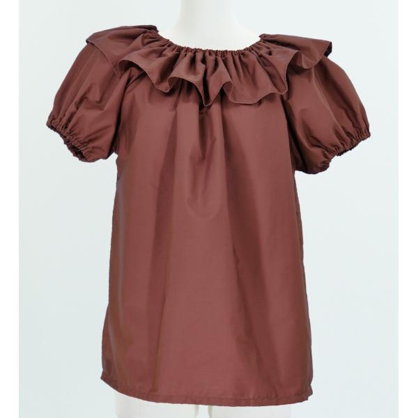 胸元にたっぷりのフリルを使用し、ホイケやレッスンなど様々に利用できるフラブラウス。パウスカートに合わせやすいデザインで襟・袖口のゴムは調整可能です。※生産ロットによって仕様変更がある場合がございますのでご了承ください。 ※入荷時期によって色...