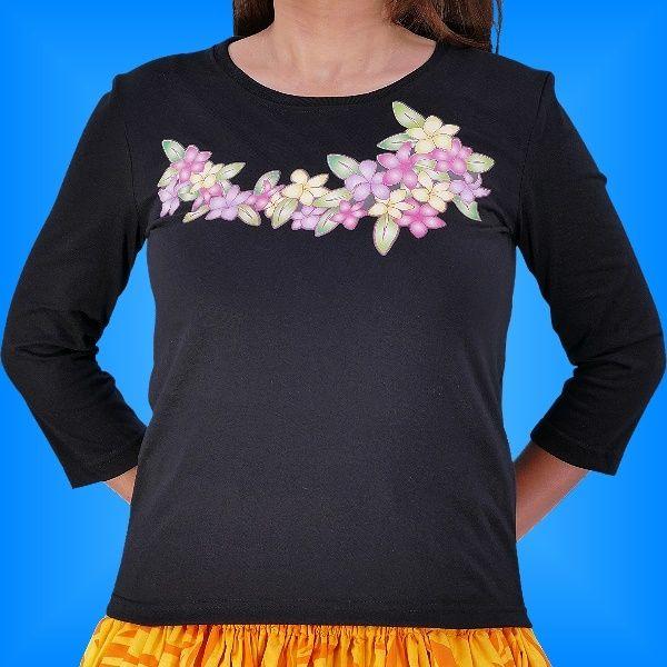 フラで人気のプルメリアをちりばめた7分袖Tシャツ。バックにもプルメリアをプリント。すっきり見えてパウスカートにも合わせやすいのが特徴です。※プリント部分のアイロンはご遠慮ください。身丈：68cm適応ヌード寸法：バスト95〜102cm／ ウエ...
