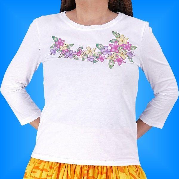 フラで人気のプルメリアをちりばめた7分袖Tシャツ。バックにもプルメリアをプリント。すっきり見えてパウスカートにも合わせやすいのが特徴です。※プリント部分のアイロンはご遠慮ください。身丈：68cm適応ヌード寸法：バスト95〜102cm／ ウエ...