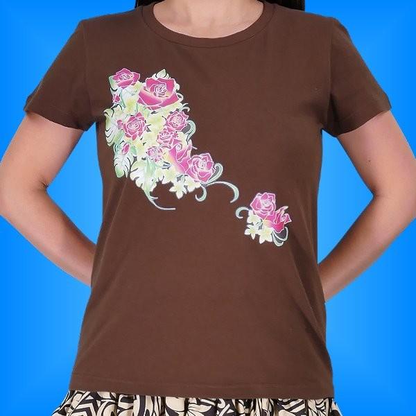 フロントにローズをデザインした華やかなフラTシャツです。胸元からウエストにかけてのラインを、より美しく見せてくれます。※プリント部分のアイロンはご遠慮ください。身丈：62cm適応ヌード寸法：バスト83〜89cm／ ウエスト81〜87cm 素...
