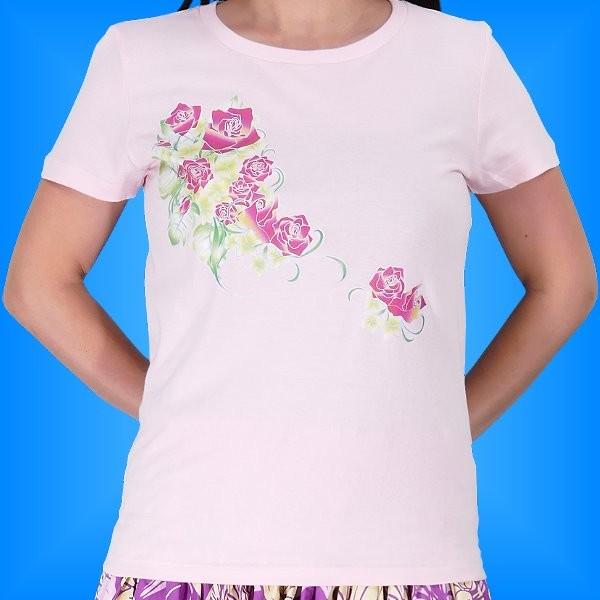 フロントにローズをデザインした華やかなフラTシャツです。胸元からウエストにかけてのラインを、より美しく見せてくれます。※プリント部分のアイロンはご遠慮ください。身丈：59cm適応ヌード寸法：バスト77〜83cm／ ウエスト75〜81cm 素...