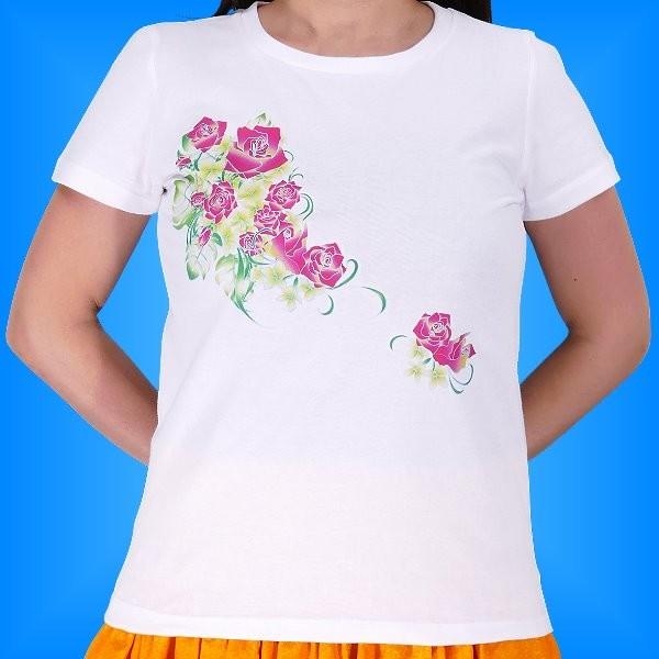フロントにローズをデザインした華やかなフラTシャツです。胸元からウエストにかけてのラインを、より美しく見せてくれます。※プリント部分のアイロンはご遠慮ください。身丈：68cm適応ヌード寸法：バスト95〜102cm素材：綿100%※生産ロット...