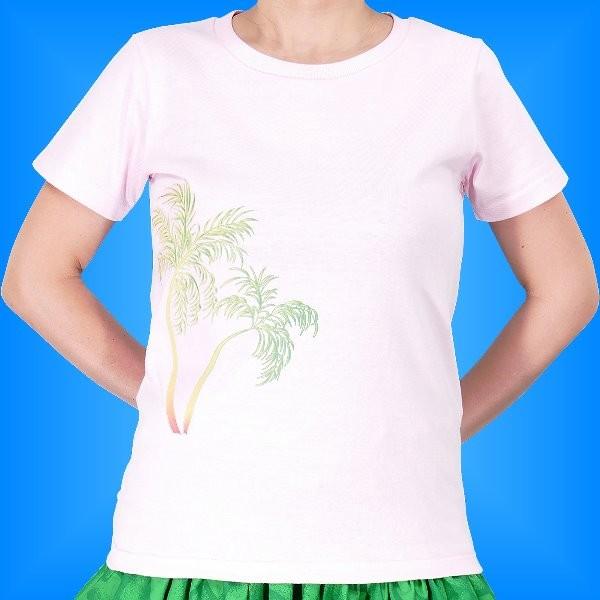 フロントにパームツリーをデザインした華やかなフラTシャツです。すっきり見えてパウスカートにも合わせやすいのが特徴です。※プリント部分のアイロンはご遠慮ください。身丈：59cm適応ヌード寸法：バスト77〜83cm／ ウエスト75〜81cm 素...