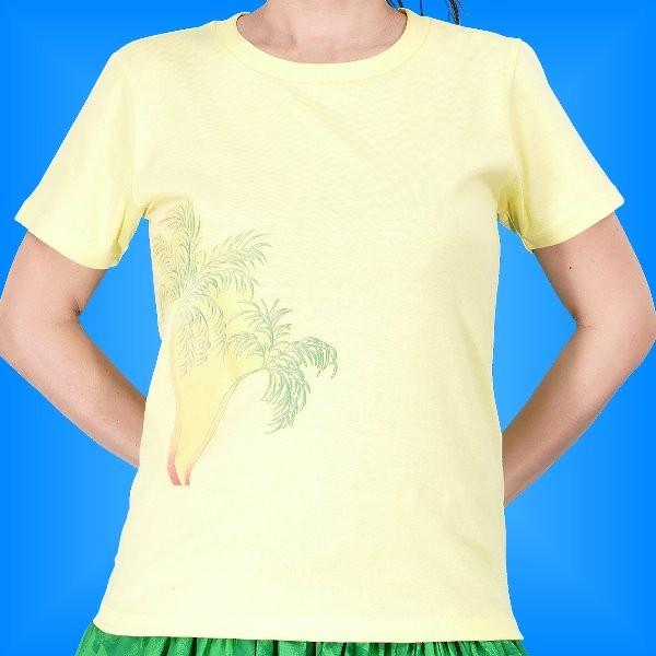 フロントにパームツリーをデザインした華やかなフラTシャツです。すっきり見えてパウスカートにも合わせやすいのが特徴です。※プリント部分のアイロンはご遠慮ください。身丈：68cm適応ヌード寸法：バスト95〜102cm素材：綿100%※生産ロット...
