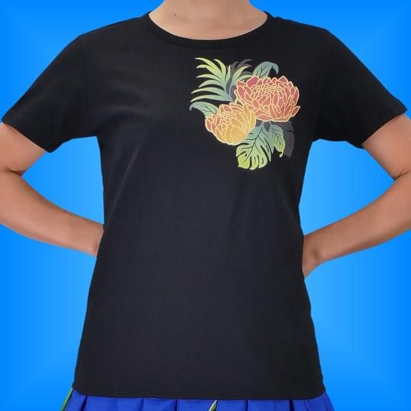 フロントにトーチジンジャーをデザインした華やかなフラTシャツです。すっきり見えてパウスカートにも合わせやすいのが特徴です。※プリント部分のアイロンはご遠慮ください。身丈：59cm適応ヌード寸法：バスト77〜83cm／ ウエスト75〜81cm...