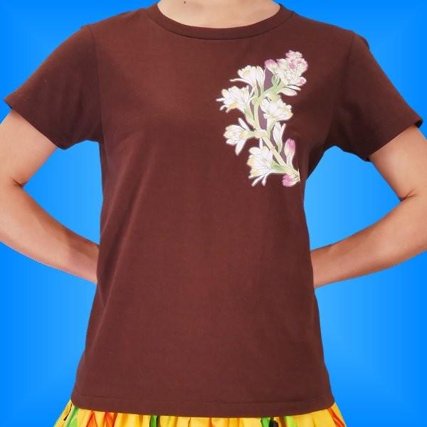 フロントにチューブローズをデザインした華やかなフラTシャツです。すっきり見えてパウスカートにも合わせやすいのが特徴です。 ※プリント部分のアイロンはご遠慮ください。身丈：65cm適応ヌード寸法：バスト89〜95cm／ ウエスト87〜93cm...