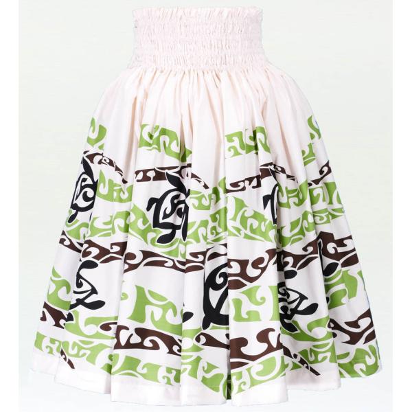 ハワイより直輸入のT/C ポリコットンハワイアンファブリックを高品質な自社工場で縫製。ホヌプリントの73cm丈パウスカートです。(柄の出方は異なる場合がございます。) スカート丈：73cm（ゴム入れ前75cm）適応ヌード寸法：ウエスト59〜...