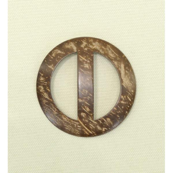 タヒチアン衣装用のココナッツパレオバックルです。サッシュブラトップにもご使用いただけます。 天然のココナッツを使用した手作り品ですので模様や色味に多少違いがあります。※入荷時期で多少仕様・色味が変わる場合がございます。直径：約6cm