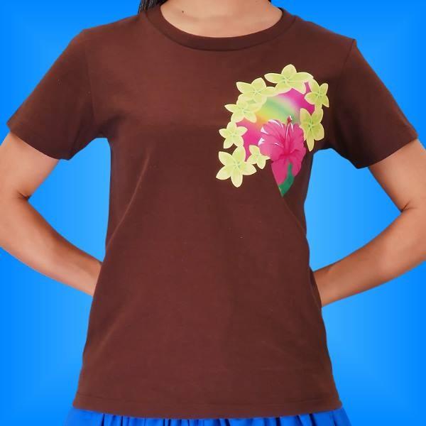 フロントにハイビスカスをデザインした華やかなフラTシャツです。すっきり見えてパウスカートにも合わせやすいのが特徴です。 ※プリント部分のアイロンはご遠慮ください。身丈：65cm適応ヌード寸法：バスト89〜95cm／ ウエスト87〜93cm ...