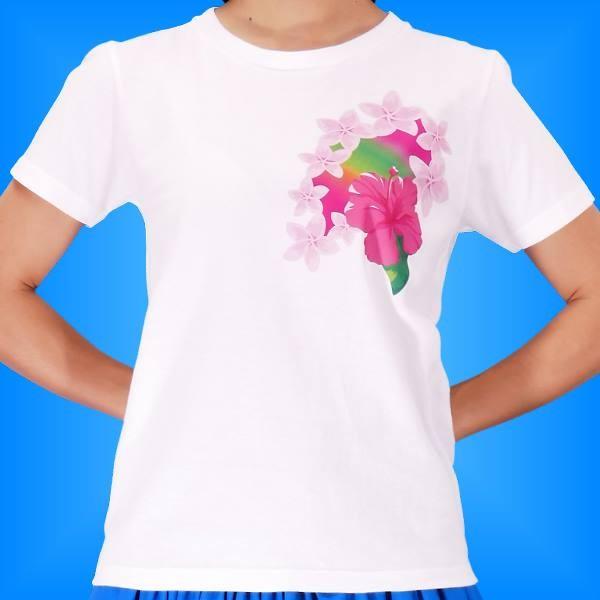 フロントにハイビスカスをデザインした華やかなフラTシャツです。すっきり見えてパウスカートにも合わせやすいのが特徴です。※プリント部分のアイロンはご遠慮ください。身丈：62cm適応ヌード寸法：バスト83〜89cm／ ウエスト81〜87cm 素...