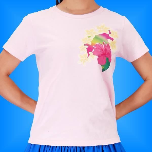 フロントにハイビスカスをデザインした華やかなフラTシャツです。すっきり見えてパウスカートにも合わせやすいのが特徴です。※プリント部分のアイロンはご遠慮ください。身丈：59cm適応ヌード寸法：バスト77〜83cm／ ウエスト75〜81cm 素...