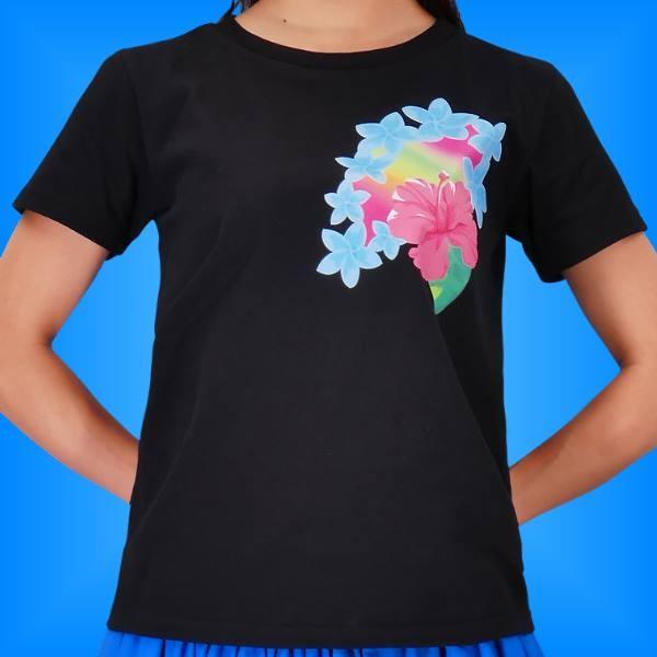 フロントにハイビスカスをデザインした華やかなフラTシャツです。すっきり見えてパウスカートにも合わせやすいのが特徴です。※プリント部分のアイロンはご遠慮ください。身丈：68cm適応ヌード寸法：バスト95〜102cm素材：綿100%※生産ロット...