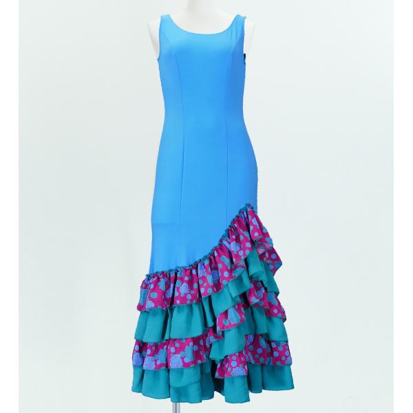 ワンピースの下に6段フリルのボリュームを出すことで、セミマーメイドを生かした女性らしいラインを魅せながらも、華やかな印象のデザイン。見頃はシンプルな色なので、様々なカラーのボレロや、カーニャの曲でマントンと合わせても相性は抜群です！フロント...