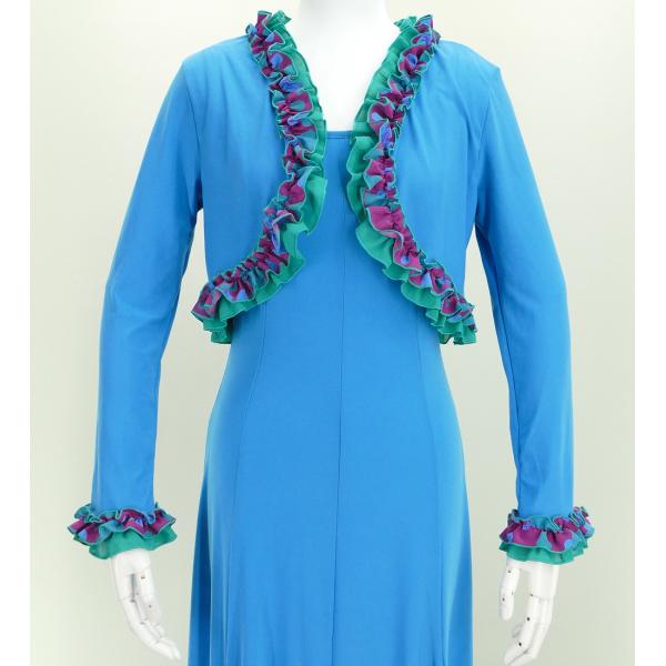 伸縮性があり、動きやすいボレロです。シンプルなデザインに、ローズと水玉のフリルとシフォンの2段重ねにすることで、軽やか且つ、見た目にも美しく華やかな印象を与えてくれます。身丈：36.5cm適応ヌード寸法：バスト80〜93cm素材：ポリエステ...