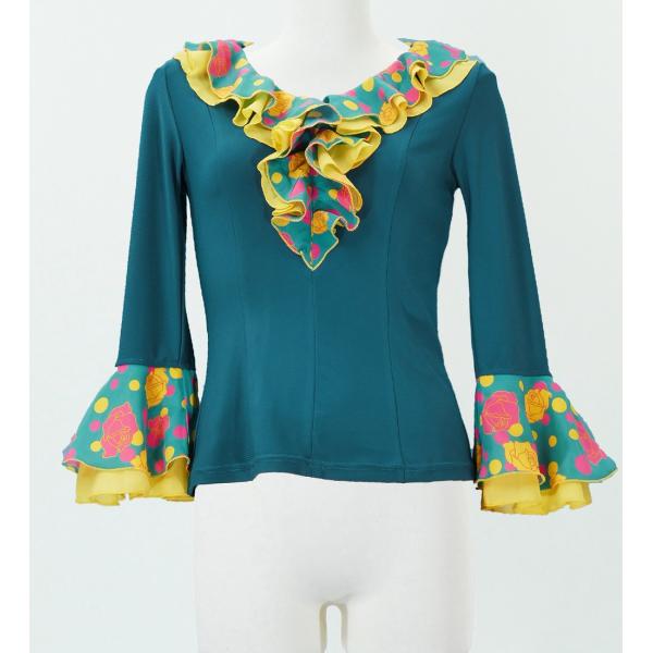 どんなファルダにも合わせやすいシンプルなフリルブラウス。伸縮性があるので、女性らしいラインを魅せながらも動きやすくなっております。胸元のボリューム感のあるフリルが、シンプルな中にも華やかさを演出。袖口にも広がるフリルが、動くたび優雅で華麗な...