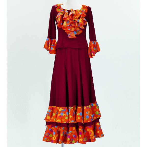 たっぷりとある柄のフリルが印象的の、ブラウスとファルダのセットアップです。躍動感のあるリズミカルな色合いで、バイレでも映える存在感のあるフリルの柄がポイント！ブラウスをインしても出しても美しく着こなせます。上品だけれど情熱的な色合いのワイン...