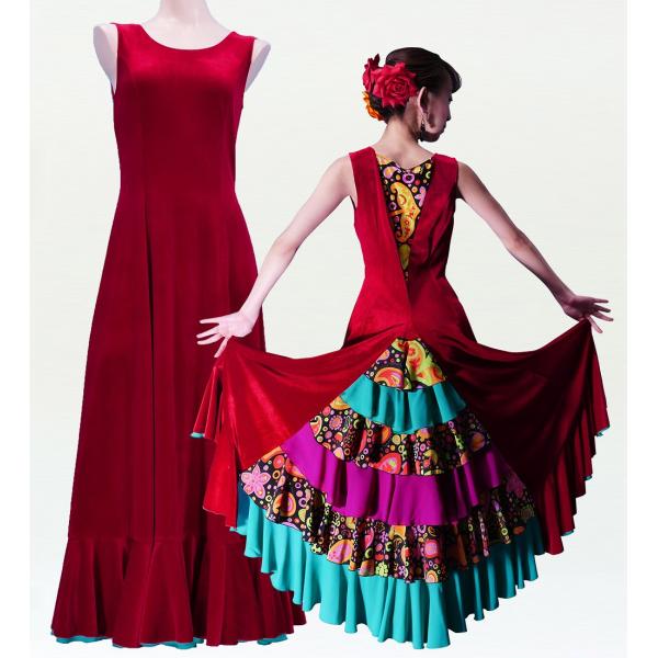 正面の姿は滑らかな光沢感のあるシンプルなベルベットワンピースですが、背面には大胆なフリルがあしらわれており、スカートの裾を持ち上げるとクジャクの羽のように華やかなバックスタイルに。舞台上でのパフォーマンスと相まって、楽しく華やかな印象を演出...