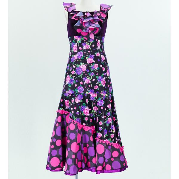 大胆な切り替えが目を引くデザインの、豪華なベルベット×コシボワンピース。滑らかな光沢感のベルベット生地と軽やかなコシボ生地はどちらもemikaオリジナルプリント生地です。身頃のバラ柄に合わせて水玉模様をカラーリングし、まとまりがありながらも...