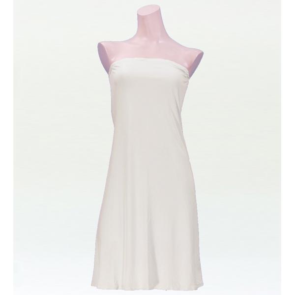 ヌードベージュのロング丈アンダーウェア。スカートやドレスの下に着用できます。ストレッチニットが程よいフィット感、シチュエーションを問わず使えるので、一枚あると便利です。ストラップも使用できるストラップループ加工もあります。※アンダーウェアは...