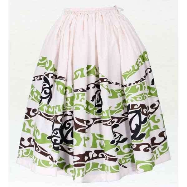 ハワイより直輸入のT/C ポリコットンハワイアンファブリックを高品質な自社工場で縫製。ホヌプリントの紐パウスカートです。(柄の出方は異なる場合がございます。)スカート丈：70cm適応ヌード寸法：ウエスト54〜85cm（脇ゴムと紐でサイズ調整...