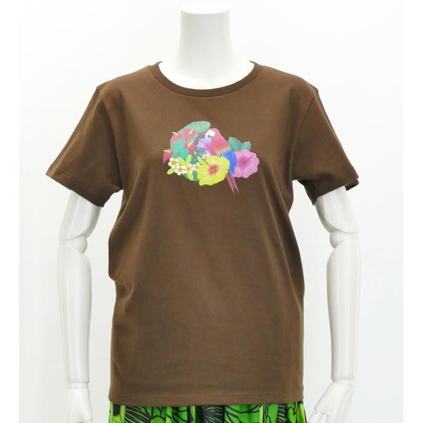 フラダンス Tシャツ [XL]  トロピカルバード ブラウンフロントにトロピカルな植物・鳥のイラストをプリントしたフラTシャツです。パッと目を引く鮮やかな色味で、華やかな印象を与えてくれます。すっきり見えてパウスカートにも合わせやすいのが特...