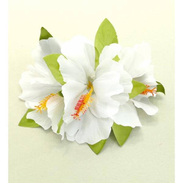 一輪の花の大きさが約10cmのハイビスカスが三輪ついたヘアクリップです。ホイケにも練習のアクセントにも使用できます。（小物・アクセサリー・グッズ等 2個以上のご注文の場合、梱包はまとめさせていただきます。）仕　様 サイズ：約18×13cm備...