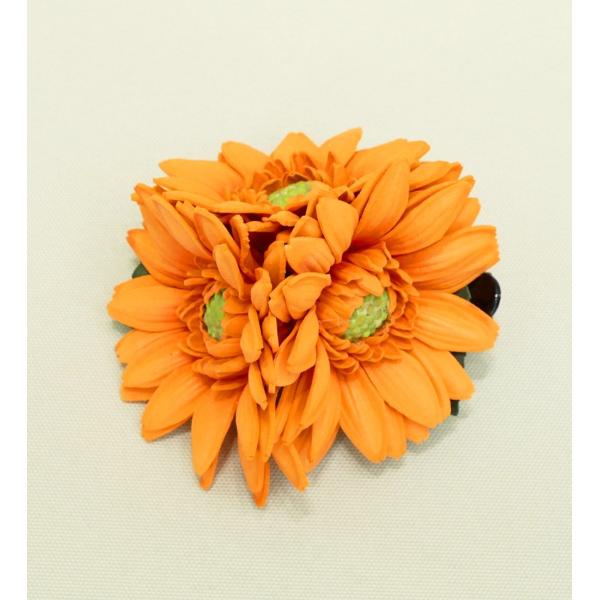 上品なオレンジ色のデイジーの花が三輪ついたヘアクリップです。ホイケにも練習のアクセントにも使用できます。（小物・アクセサリー・グッズ等 2個以上のご注文の場合、梱包はまとめさせていただきます。）仕　様 サイズ：約11×6cm備　考 ※手作り...