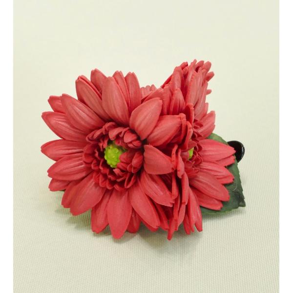 上品な赤色のデイジーの花が三輪ついたヘアクリップです。ホイケにも練習のアクセントにも使用できます。（小物・アクセサリー・グッズ等 2個以上のご注文の場合、梱包はまとめさせていただきます。）仕　様 サイズ：約11×6cm備　考 ※手作りの為、...