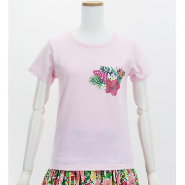 フラダンス Tシャツ [S/M/L]  ハワイアンフラワー ピンクフロントにハワイアンフラワーのイラストをプリントしたフラTシャツです。パッと目を引く鮮やかな色味で、華やかな印象を与えてくれます。すっきり見えてパウスカートにも合わせやすいの...
