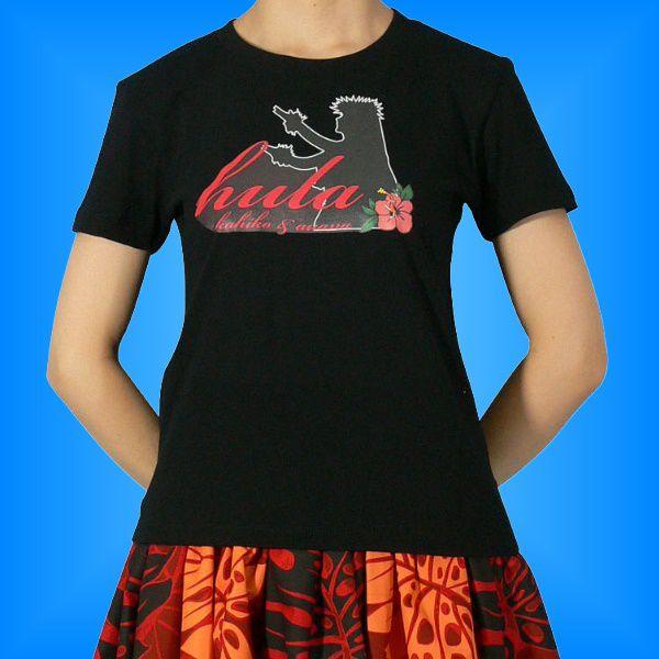 フラガールのシルエットとハイビスカスを組み合わせた可愛らしさの中に、どこか大人っぽさもあり、パウスカートに合わせやすいデザインです。バックプリントにも「HULA Kahiko&amp;Auana」のロゴ入り。 ※プリント部分のアイロンはご遠...
