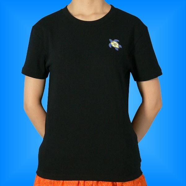 ハワイの守り神とも称されるホヌ(亀)をモチーフにしたＴシャツです。ハイビスカスを乗せて泳いでいるような可愛いホヌにプルメリアを散りばめました。 ※プリント部分のアイロンはご遠慮ください。身丈：65cm適応ヌード寸法：バスト89〜95cm／ ...