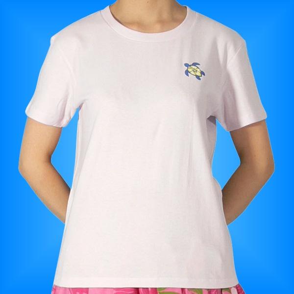 ハワイの守り神とも称されるホヌ(亀)をモチーフにしたＴシャツです。ハイビスカスを乗せて泳いでいるような可愛いホヌにプルメリアを散りばめました。 ※プリント部分のアイロンはご遠慮ください。身丈：65cm適応ヌード寸法：バスト89〜95cm／ ...