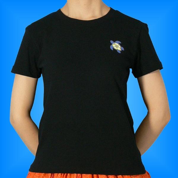 ハワイの守り神とも称されるホヌ(亀)をモチーフにしたＴシャツです。ハイビスカスを乗せて泳いでいるような可愛いホヌにプルメリアを散りばめました。 ※プリント部分のアイロンはご遠慮ください。身丈：62cm適応ヌード寸法：バスト83〜89cm／ ...