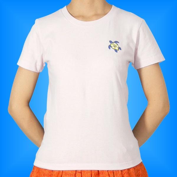 ハワイの守り神とも称されるホヌ(亀)をモチーフにしたＴシャツです。ハイビスカスを乗せて泳いでいるような可愛いホヌにプルメリアを散りばめました。 ※プリント部分のアイロンはご遠慮ください。身丈：62cm適応ヌード寸法：バスト83〜89cm／ ...