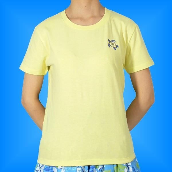 ハワイの守り神とも称されるホヌ(亀)をモチーフにしたＴシャツです。ハイビスカスを乗せて泳いでいるような可愛いホヌにプルメリアを散りばめました。 ※プリント部分のアイロンはご遠慮ください。身丈：59cm適応ヌード寸法：バスト77〜83cm／ ...